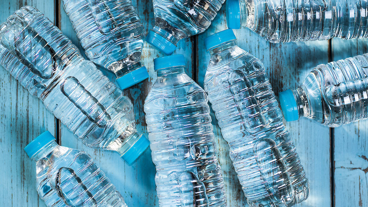 Invoering statiegeld op kleine plastic flessen - FWS